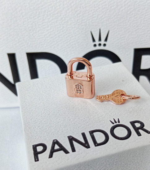 Pandora privezak rose gold katanac i ključ