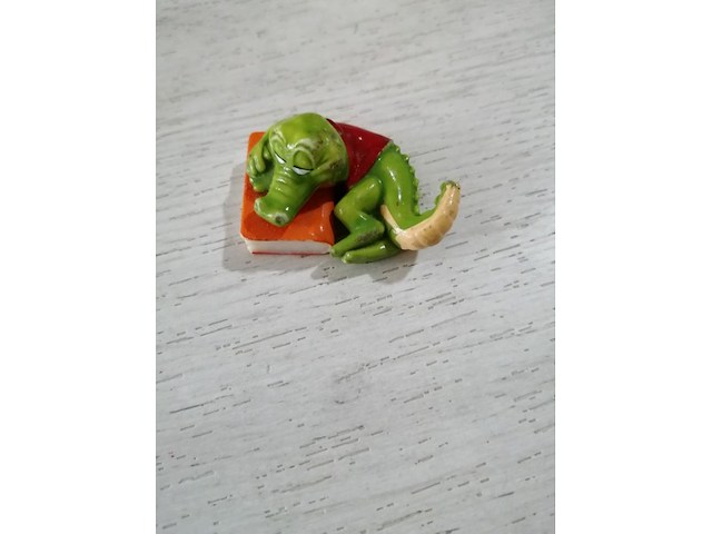 Kinder figurica - Aligator spava na knjizi