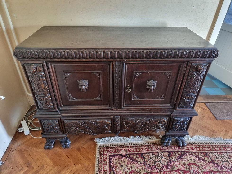 ITALIAN RENAISSANCE-STYLE CARVED WALNUT CREDENZA