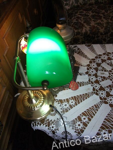 Banko lampa, ispravna sa tragovima korišćenja.
