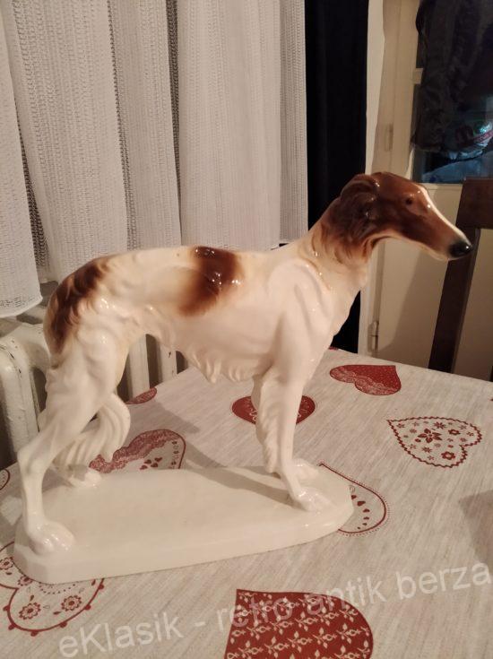 Figura hrta od porcelana