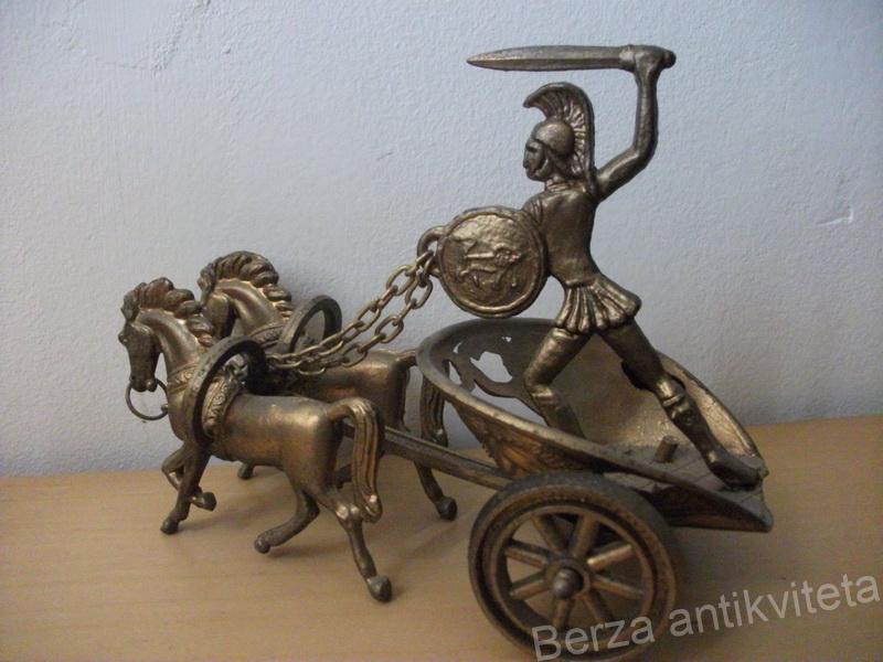 Figura – kočija sa ratnikom.