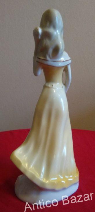 “Devojka” figura od porcelana,