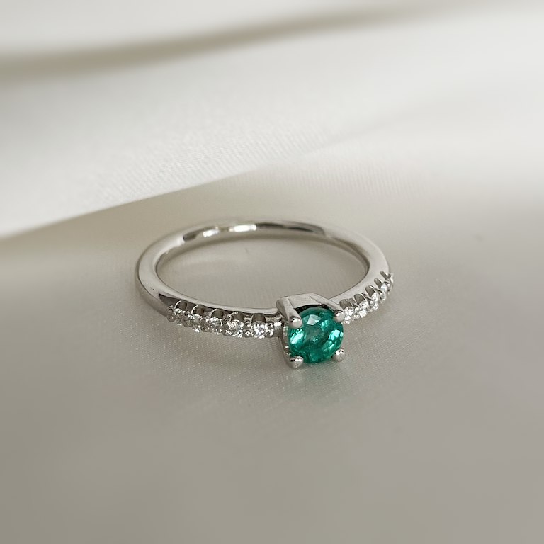 Verenički prsten sa smaragdom 0.31 ct i dijamantima 0.10 ct Vs-Gh