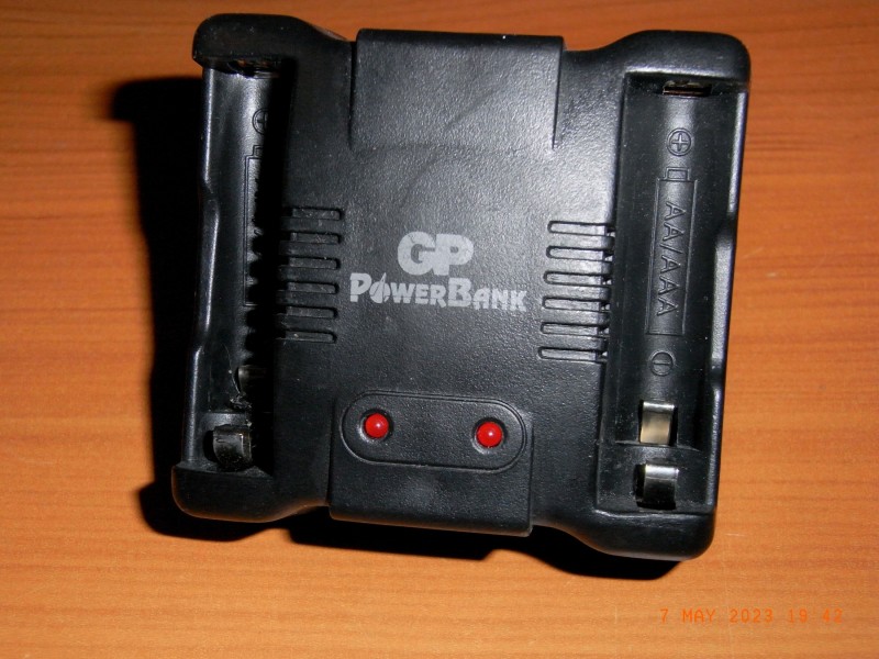 GP POWER BANK-Punjač za 2 AA ili 2 AAA baterije.