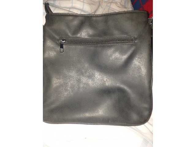 Ženska torbica crne boje dimenzija 26cm x 28cm