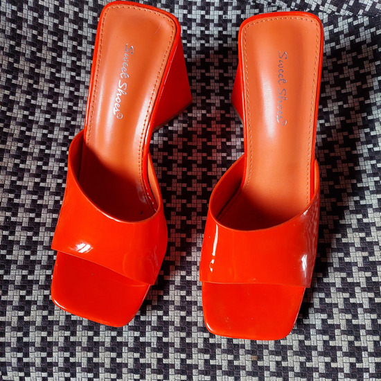 Narandzaste papuce na stiklu