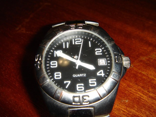 Muški sat iz uvoza  marke  Quartz