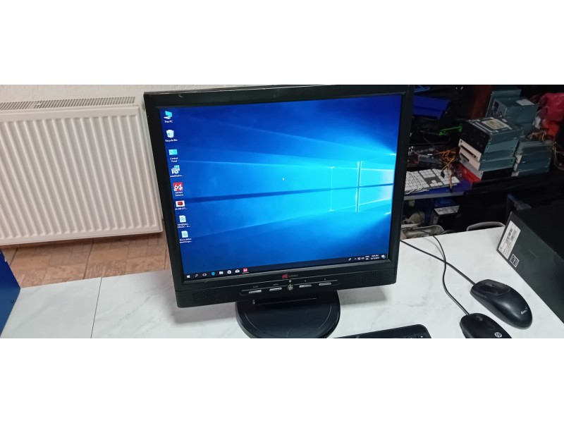 monitor 17 inca Yurako ispravan RM170 ispravan