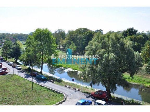 Gradska lokacija, Centar, Petrovac na Mlavi, Poslovni objekat, 730m2, 850000 EUR