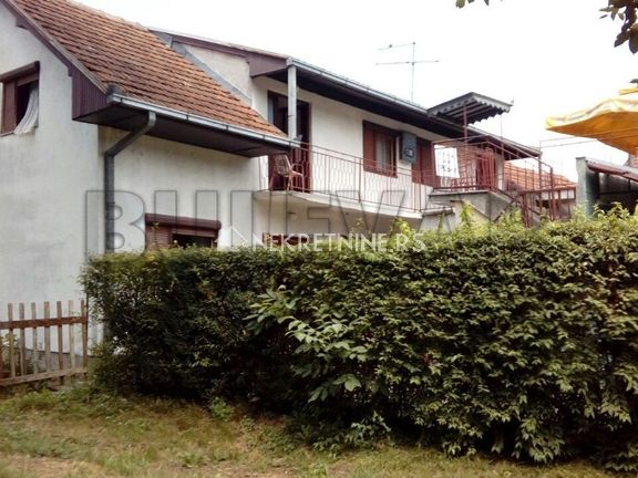 Odlična ponuda. Apartmanska kuća sa dva lokala, Mataruška banja