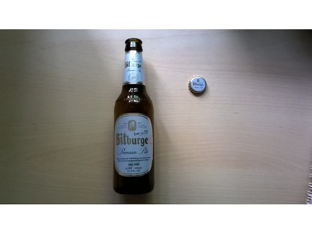 Prazna flaša Bitburger Premium pils piva 330ml sa čepom