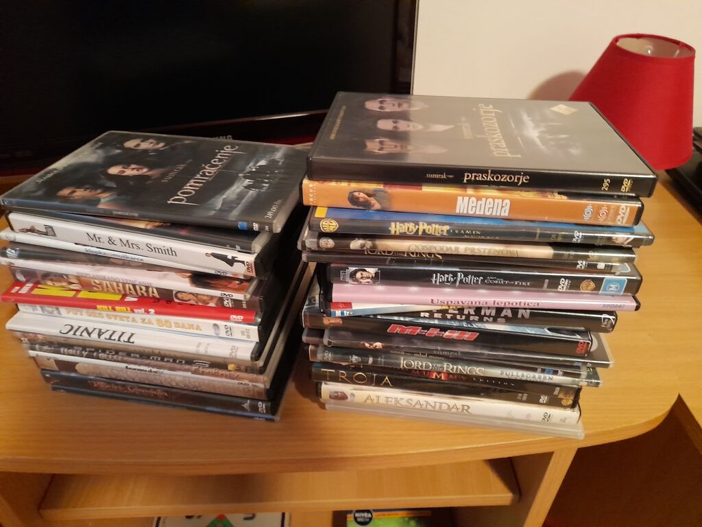 Prodajem 38 DVD original kaseta sa filmovima,mogu ici posebno,a mogu i