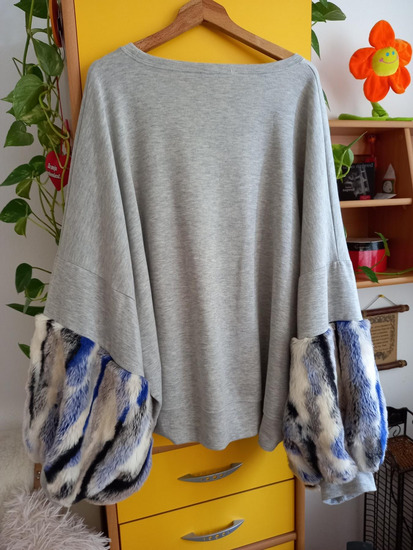 ZARA SIVI BAGGY DUKS, ŠARENO KRZNO NA RUKAVIMA L
