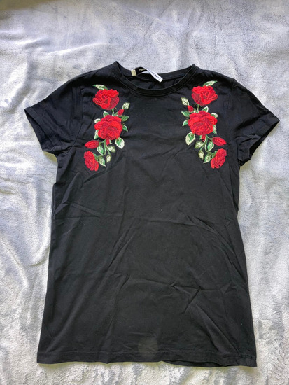 Crna majica sa ružama