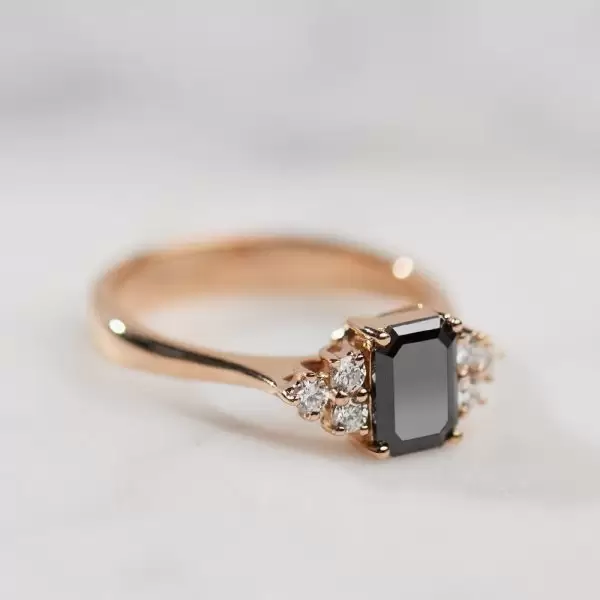 Prsten sa crnim dijamantom, 2022
