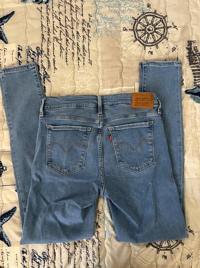 Levis 711