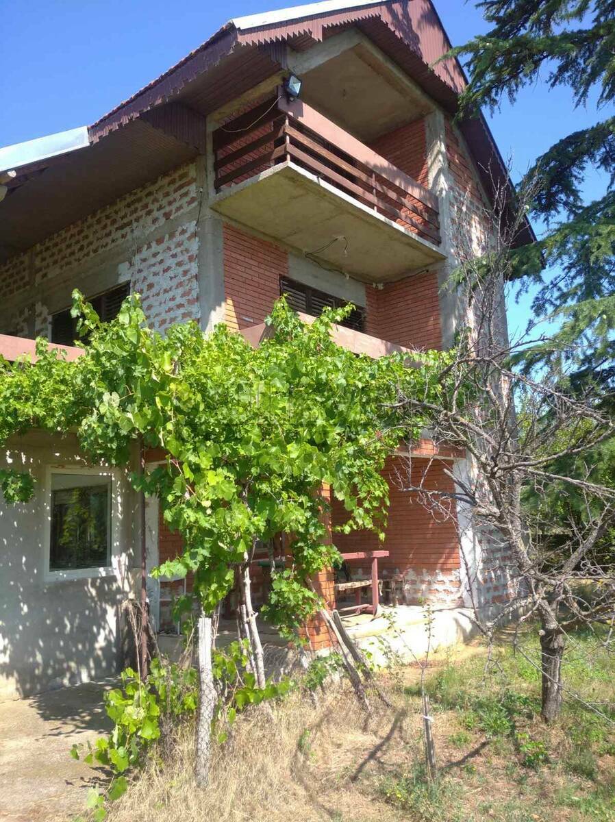 Na prodaju seosko domaćinstvo, selo Jovanovac, dve kuće 360m2, na placu od 50