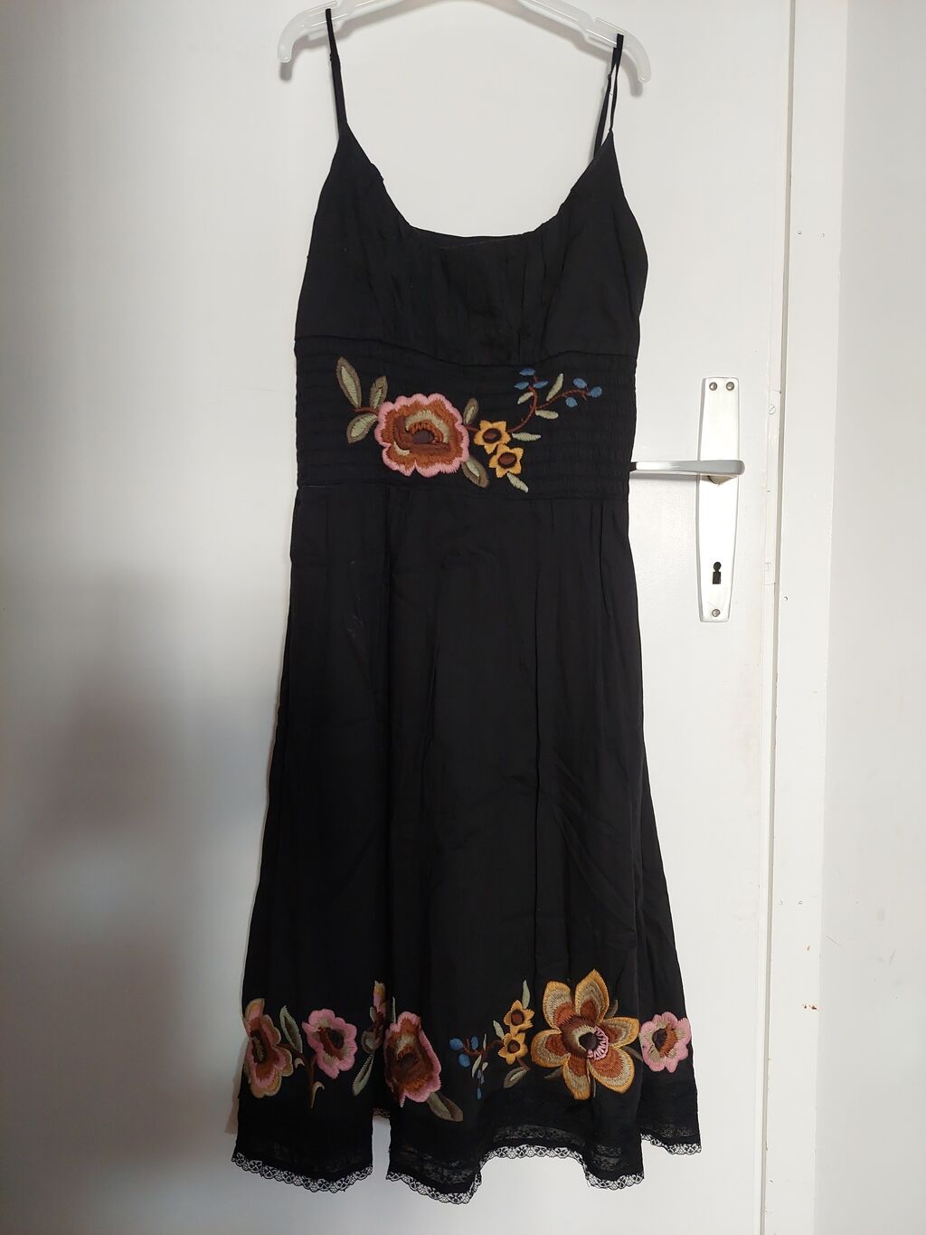 Crna letnja haljina sa vezenim cvetovima,predivna. velicina