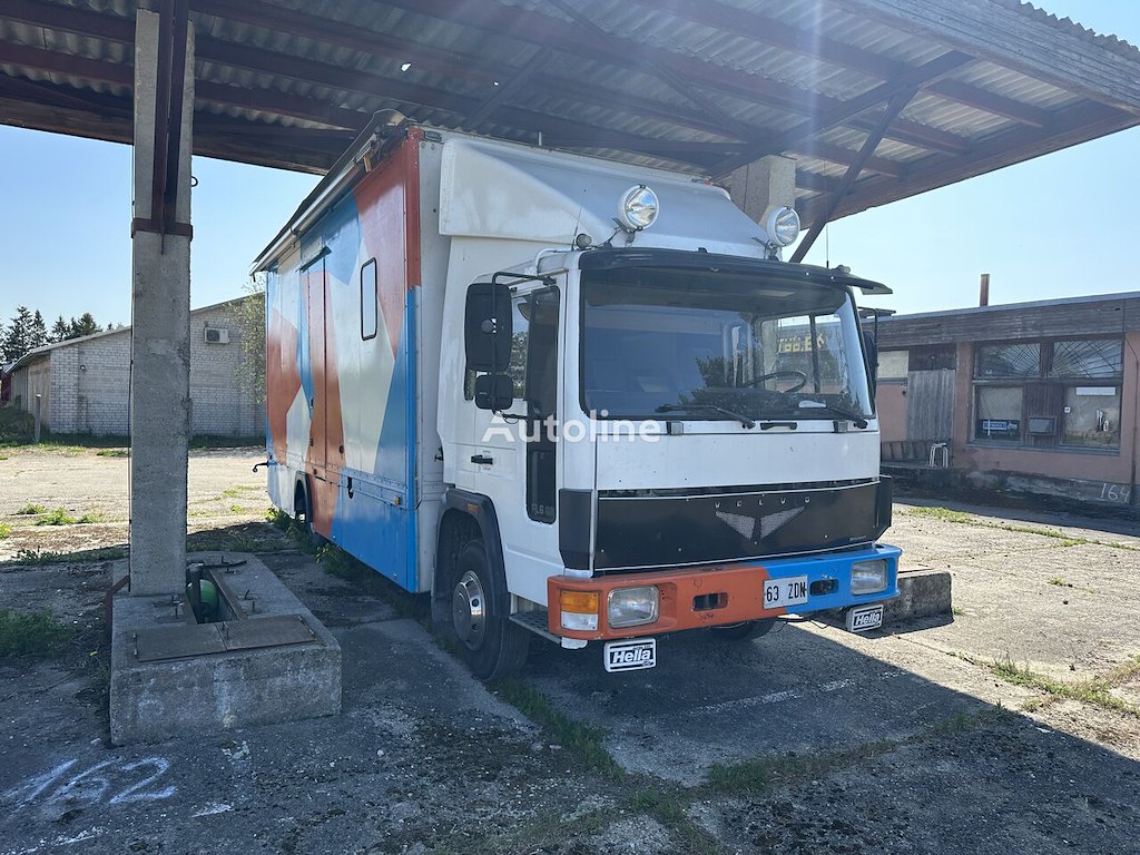 Volvo pickup camper