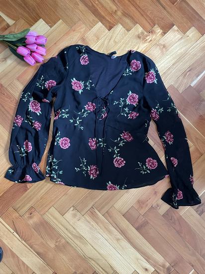 H&M crno/cvetna bluza