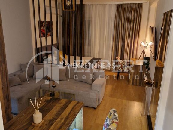 Garsonjera, apartman, 33 m2, treći sprat, lift, Gorča