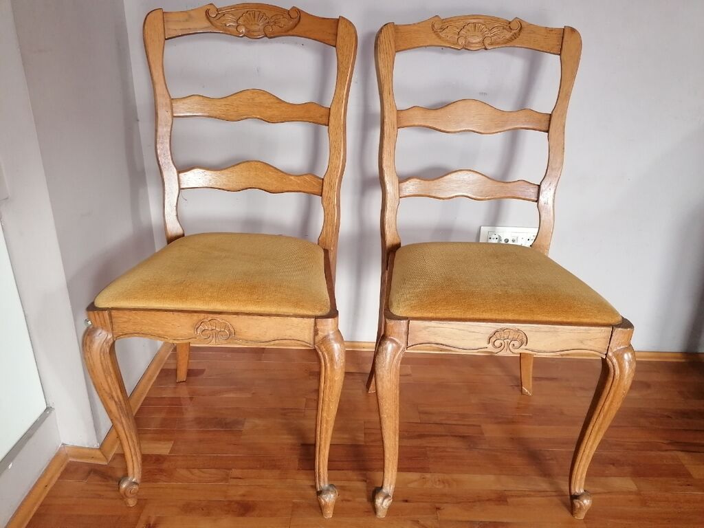 Hrastove stolice, 2 komada.Obe 50 eur