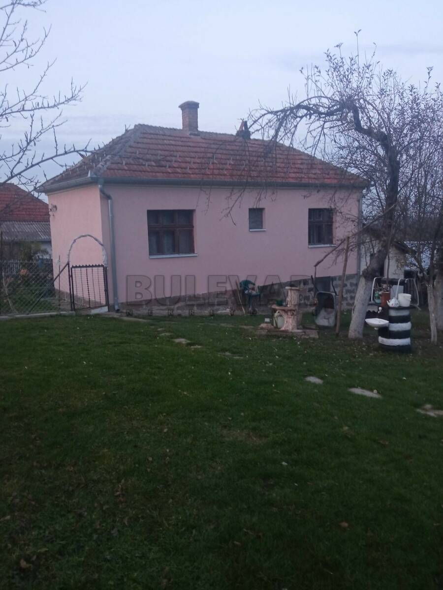 Kuća u Kniću, 65 m2 na placu 18,61 ari