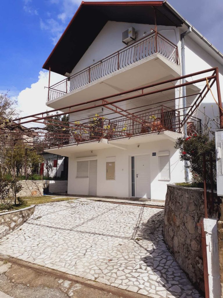 Izdajem apartmane Šušanj-Bar