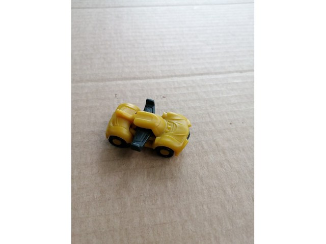 Kinder figurica - Automobil žute boje