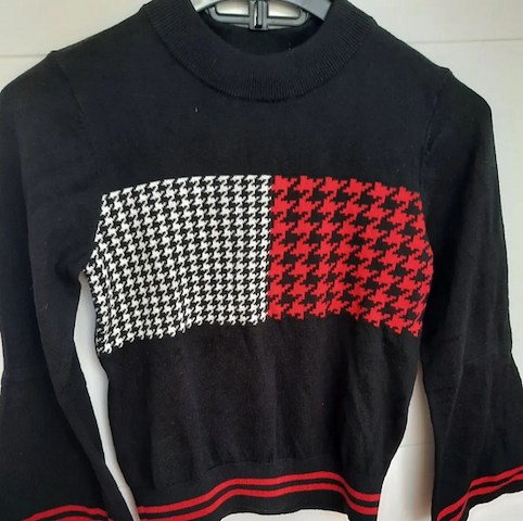 Tommy Hilfiger dzemper sa etiketom 7 godina