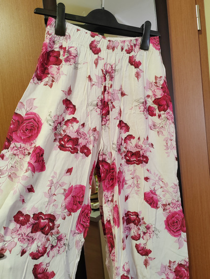 Cvetne široke pantalone