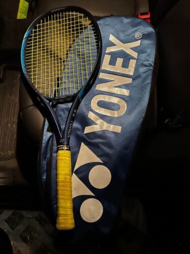 Yonex, potpuno nov reket, nekoriscen.. sa torbom za dva reketa.. spanovan..