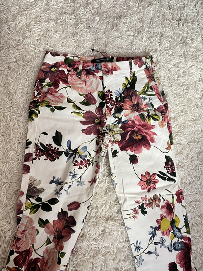 Zara cvetne pantalone