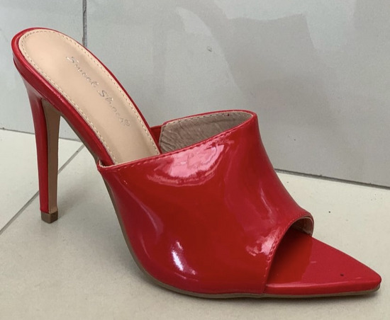 Lakovane crvene papuče na stiklu