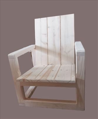 Masivna drvena fotelja
