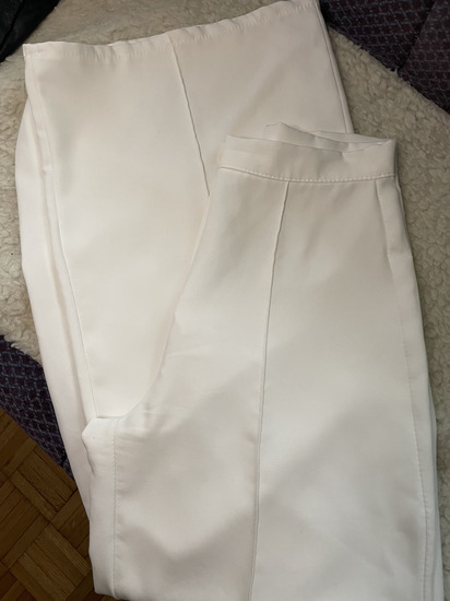 Sivene pantalone na crtu