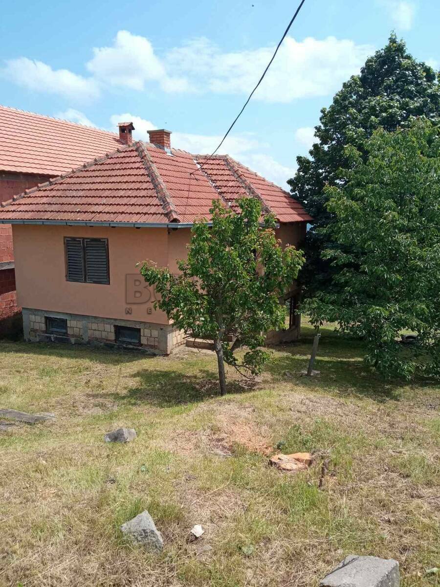 Vikend kuća, naselje Đuriselo - 45 m2 stambeni i 45 m2 podrumski deo, plac 18