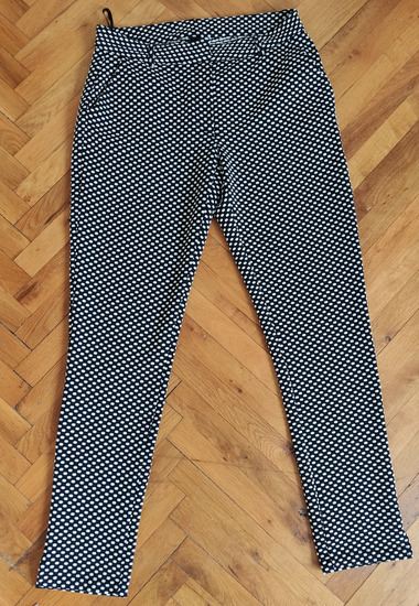 Pantalone sa tufnicama