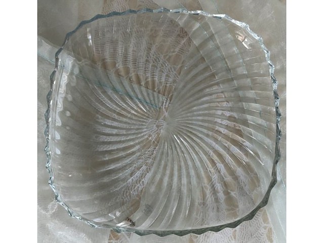 Starinski desertni stakleni tanjir  kockasti 24 x 24 cm