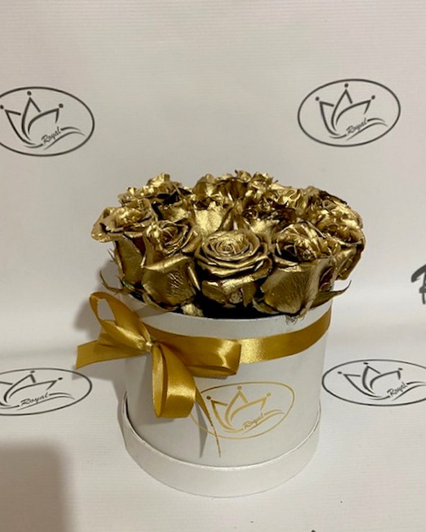 Box of flowers sa zlatnom ružom 540