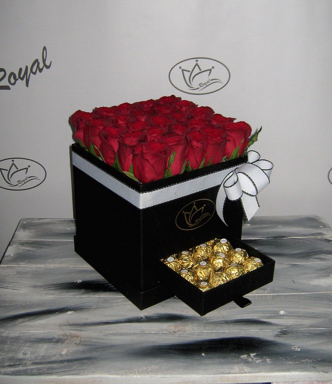 Box of flowers sa crvenom ružom i Ferrero Rocher 450