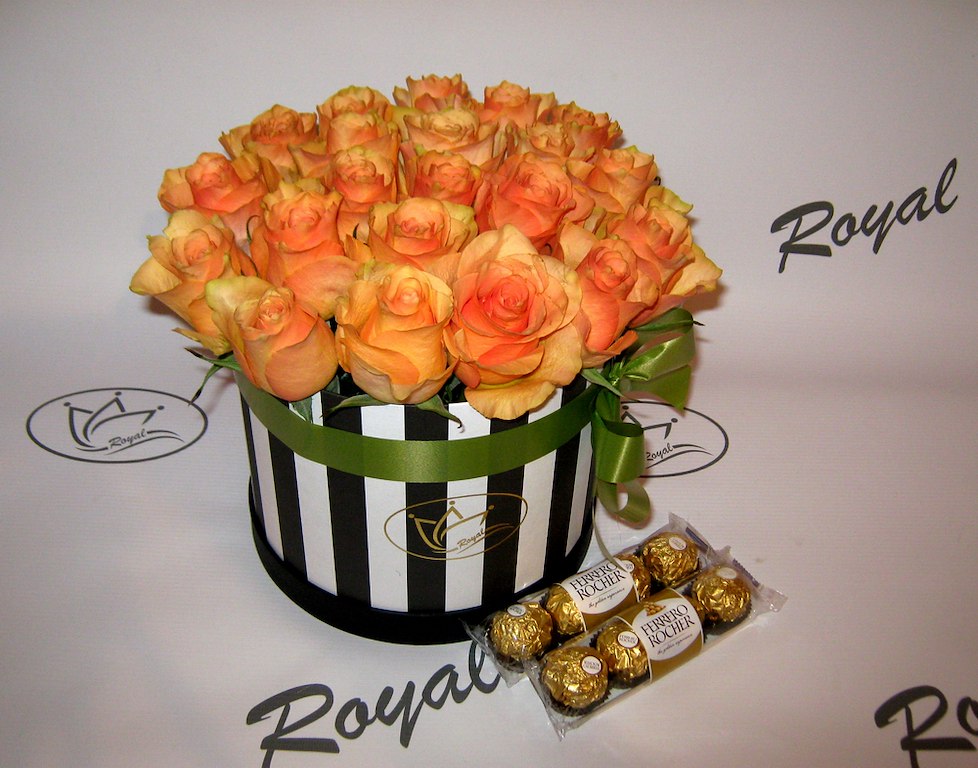 Box of flowers sa ružama i ferrero rocher 142
