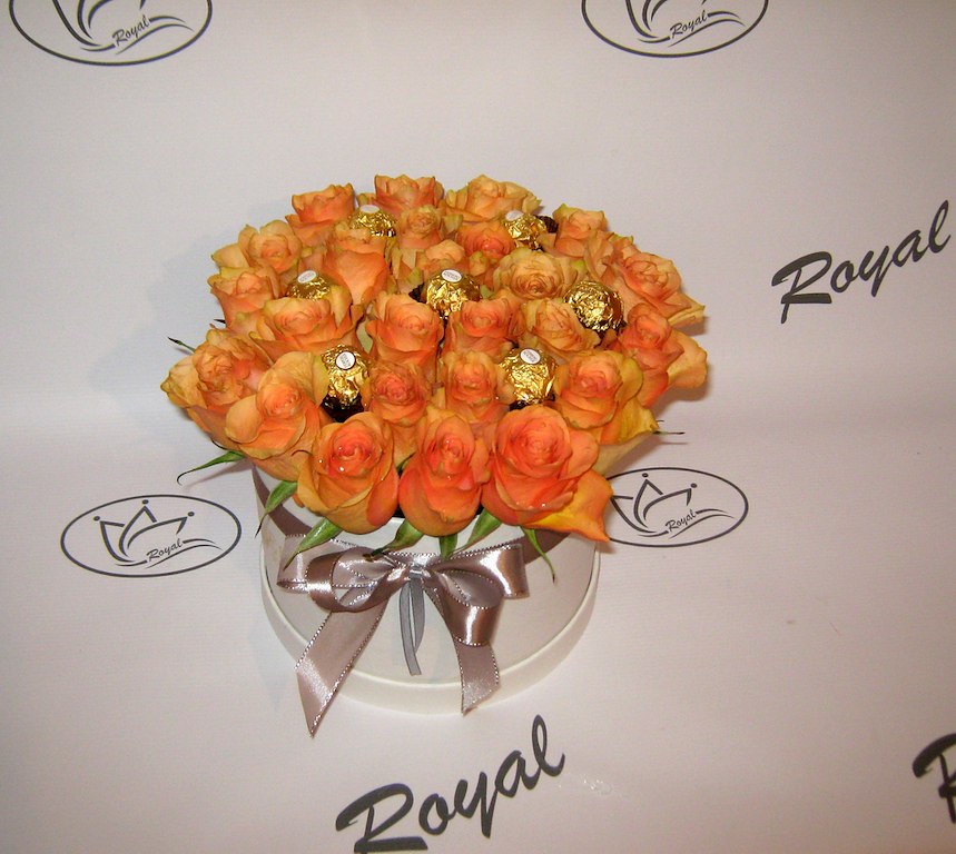 Box of flowers sa ružama i ferrero rocher 100