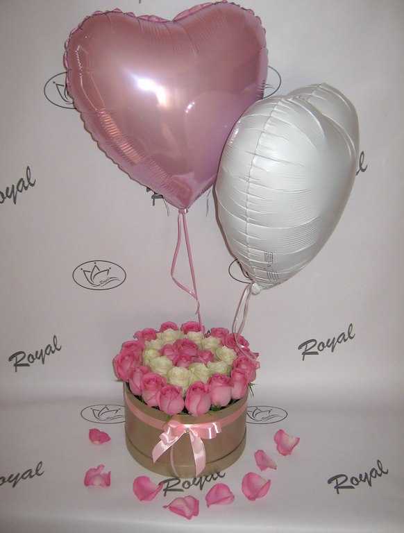 Box of flowers sa ružama i balonima 396