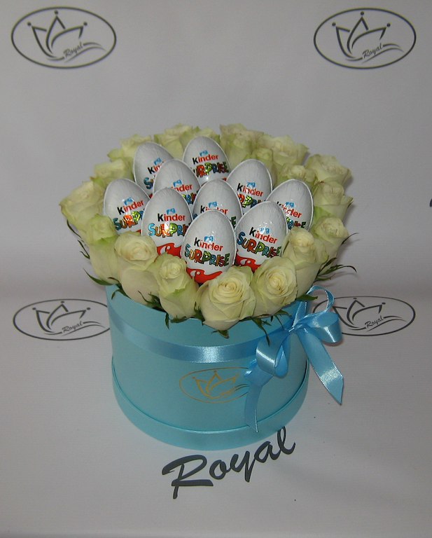 Box of flowers sa belom ružom i kinder jajima 365