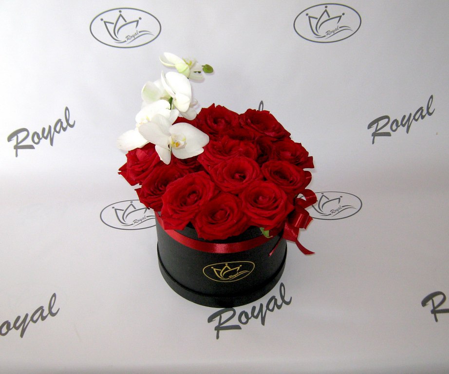 Box of flowers sa crvenim ružama i orhidejom 359