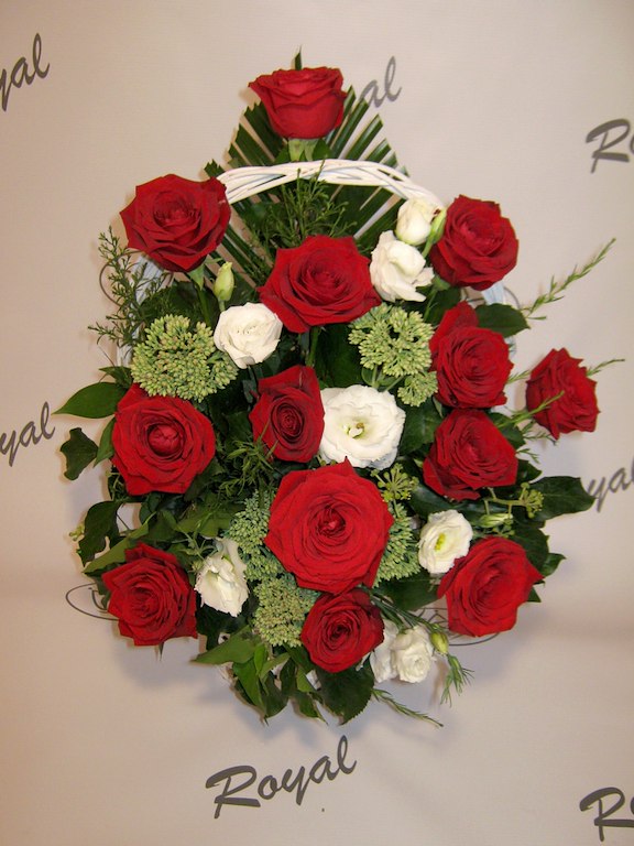 Korpa sa crvenom ružom i lizijantusom 349