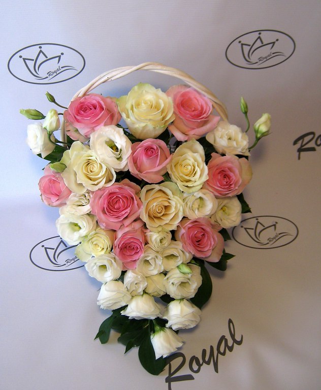 Korpa sa roze i belom ružom i lizijantusom 327