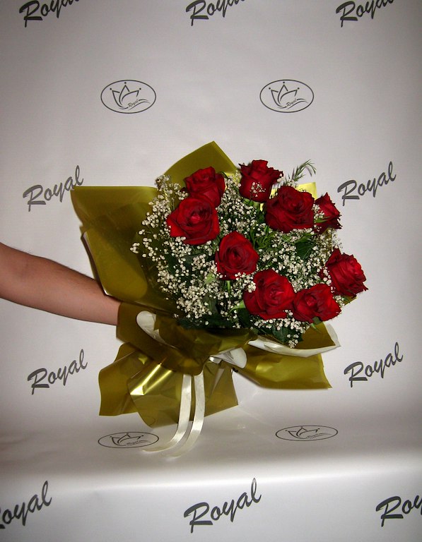 Buket sa crvenom ružom i gipsofilom 320